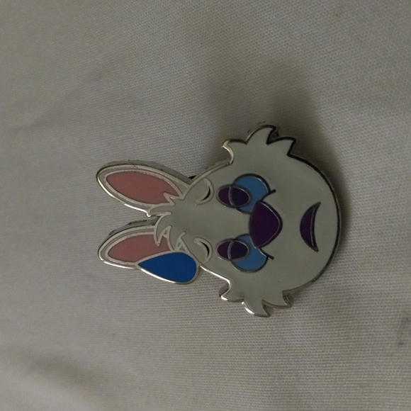 Disney | Jewelry | 525 Alice Wonderland White Rabbit Nervous Emoji Pin ...